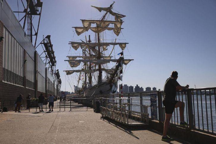 brooklyn bridge ship