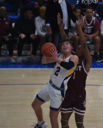 Findlay fights off Scott, 'bumps and bruises' to go 2-0 | The Courier ...