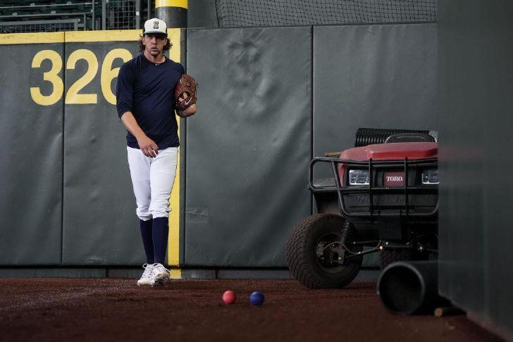 What is velocity training? How pitchers use weighted baseballs to throw ...