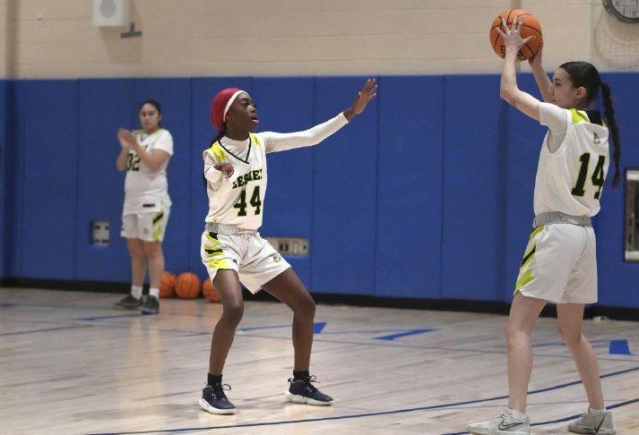 One-armed basketball player makes women's Division III history | The ...