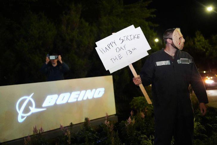 Boeing factory workers go on strike | Norwalk Reflector After rejecting ...