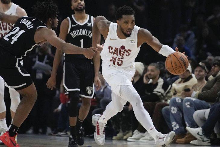 Mitchell's 45 points lead Cavs in Paris | Sandusky Register Cleveland ...