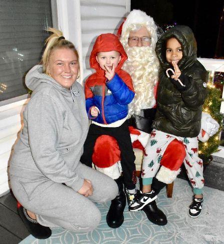 'Popping' out to see Santa | Sandusky Register Kids view parade ...
