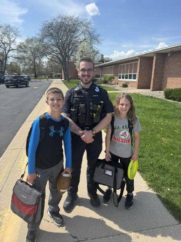 Officer provides assist to kids | Sandusky Register He handed out ...