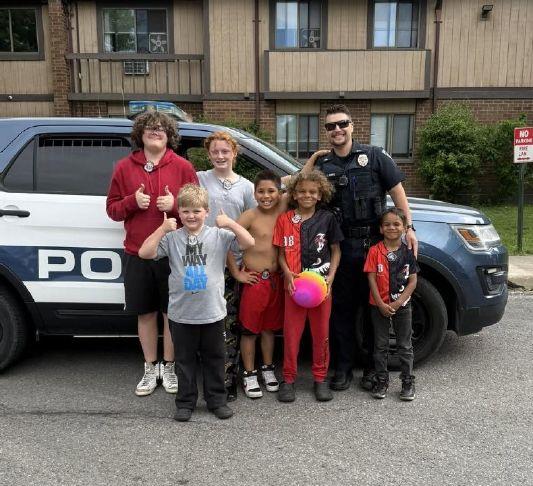 Football builds bond between kids, officer | Sandusky Register Cop took ...