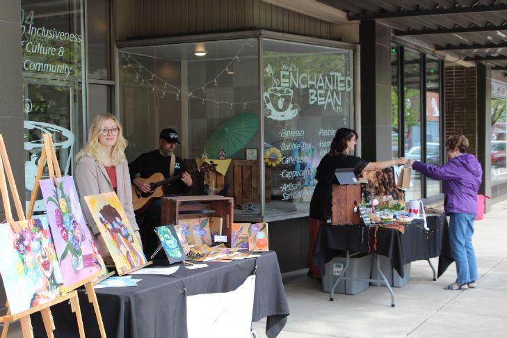 Local artists sell work | Advertiser-Tribune Local artists sell art ...